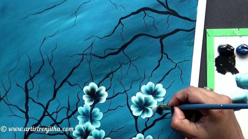 简单的绘画教程:蓝色环绕中开满小花的树木