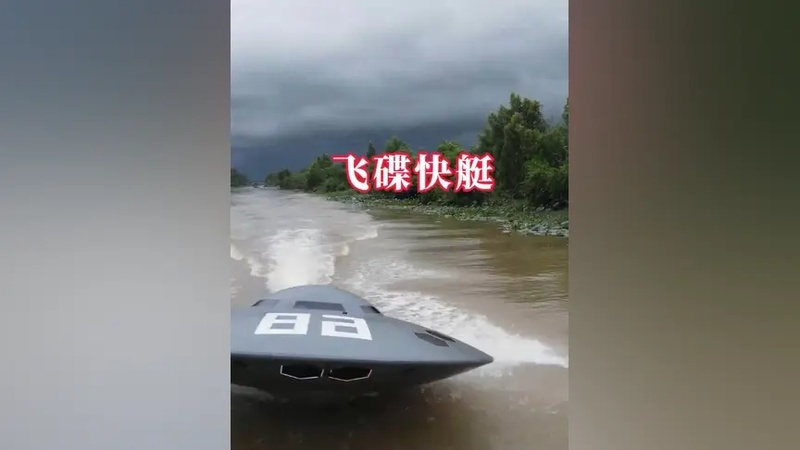 男人利用玻璃纤维与环氧树脂打造了一艘飞碟快艇,真的太有创意了