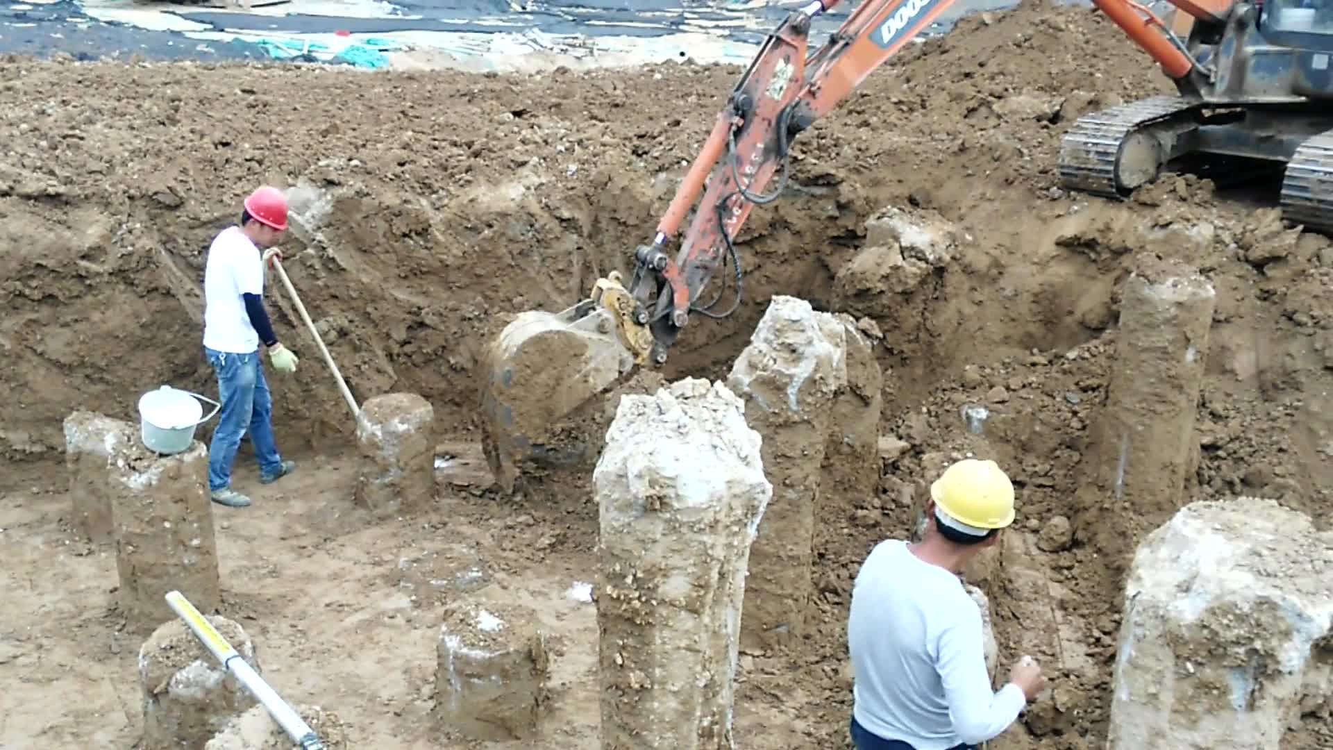 挖基坑土方含桩间土