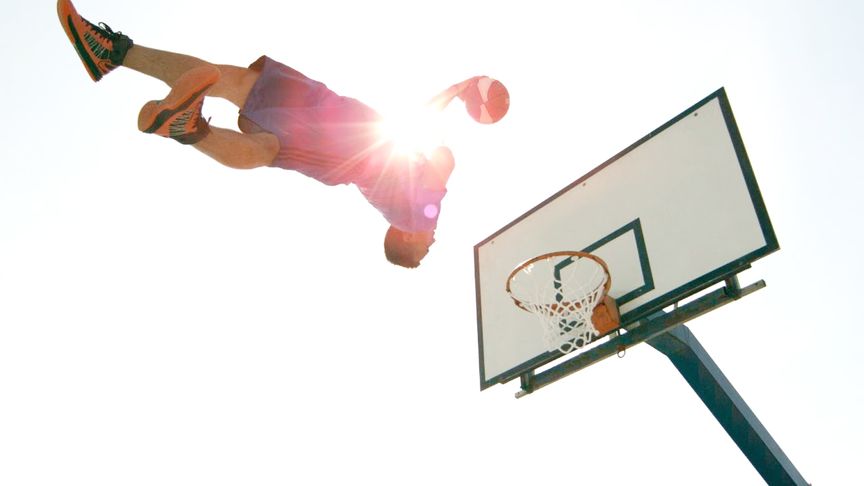 炫酷的自由灌篮表演,空中转体两周将球灌入篮筐,一起来见识下!