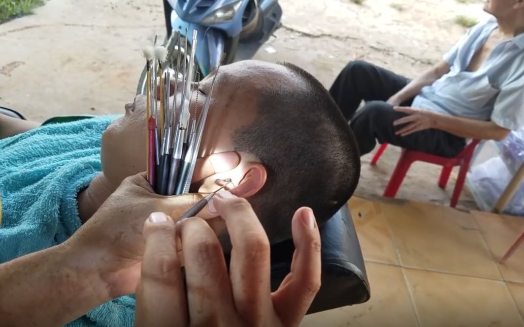 在街头进行采耳,掏耳朵,舒服的不要不要的~