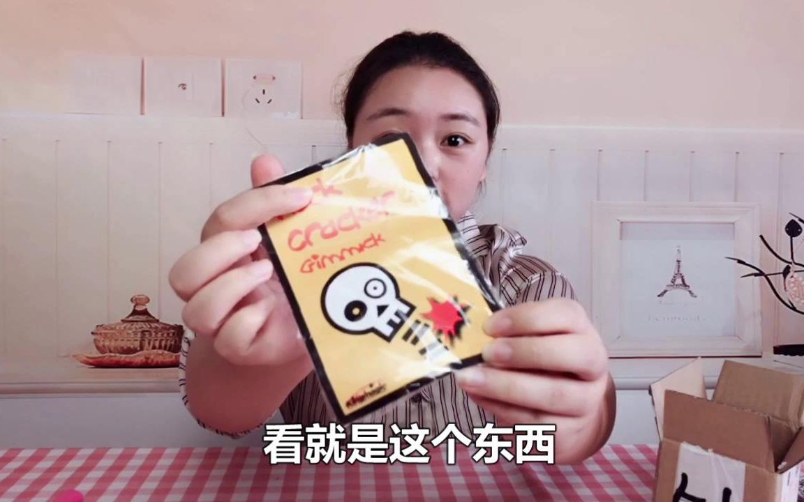 试玩“骨折发声器”,据说是可以模仿出脖子“骨折”的声音