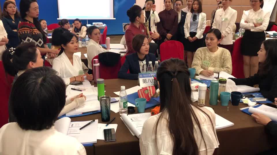 座次礼仪,来个课间小视频。您关注过商务宴请中的座次礼仪了嘛?