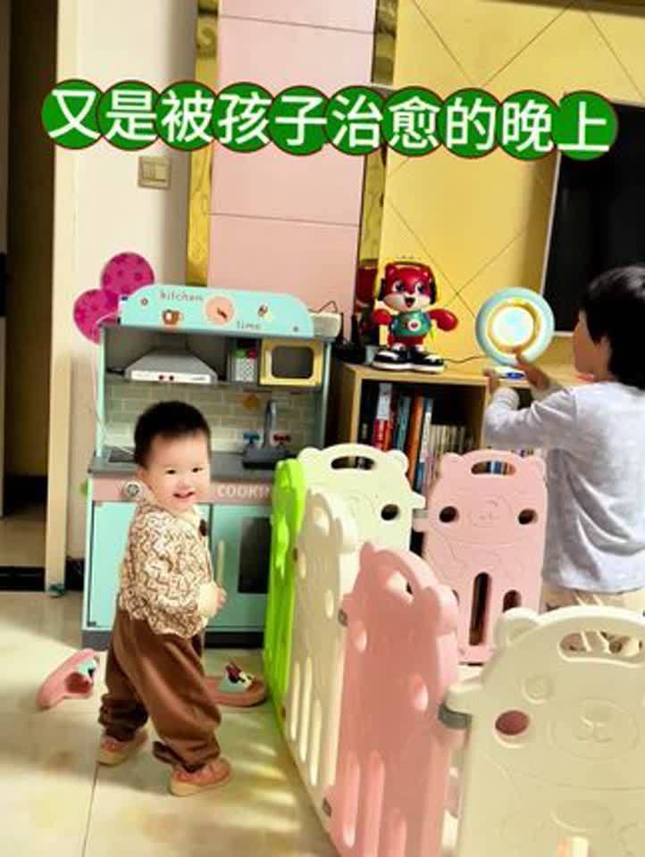 姐姐跳舞,弟弟跟着瞎跳,参与感和亢奋感十足,这台智能问答的磁悬浮...