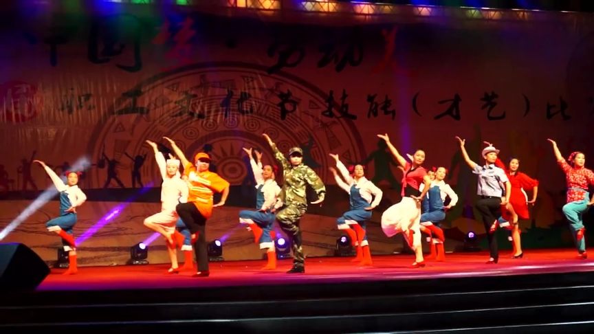 幼儿园教师扮演了各行各业的角色,效果还不错!