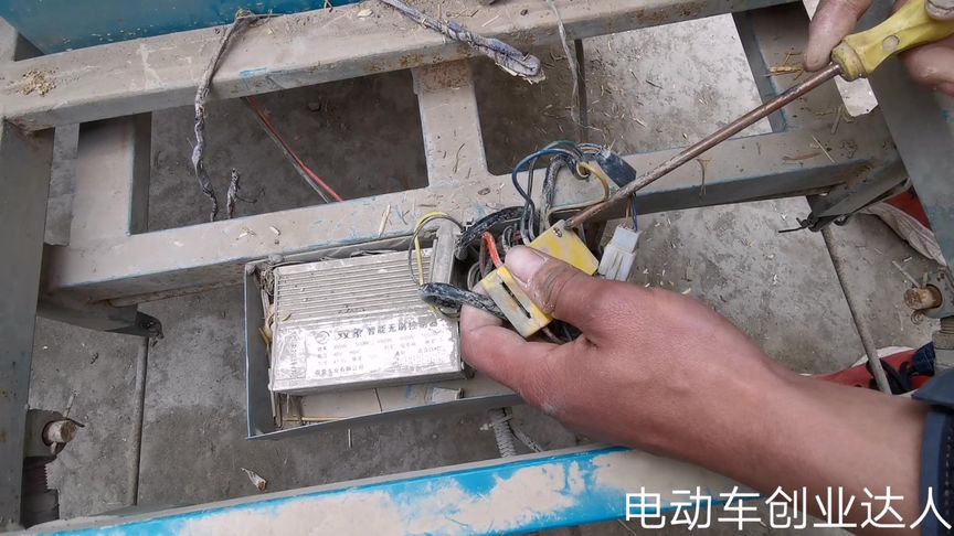 三轮电动车速度慢没有劲,试试小伙这方法,立马让车有劲跑得快