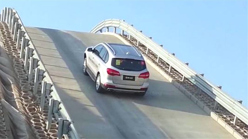 开自动挡车怎么上坡?这个动作一定要做,否则费钱毁车还危险!