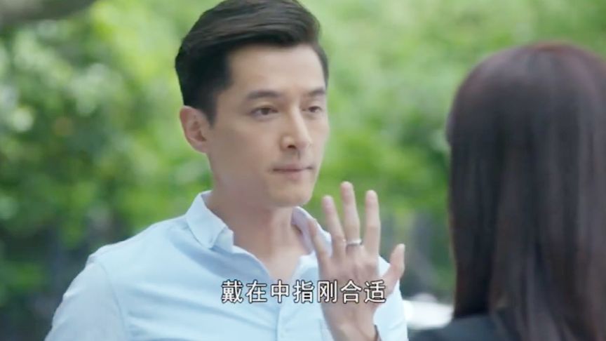 小伙嫌戒指大戴在了中指上,女友:反正戴在中指也是结婚的意思