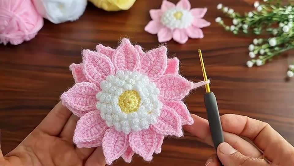 神奇的花朵编织法,家里毛线赶紧利用起来,成品好看得不得了