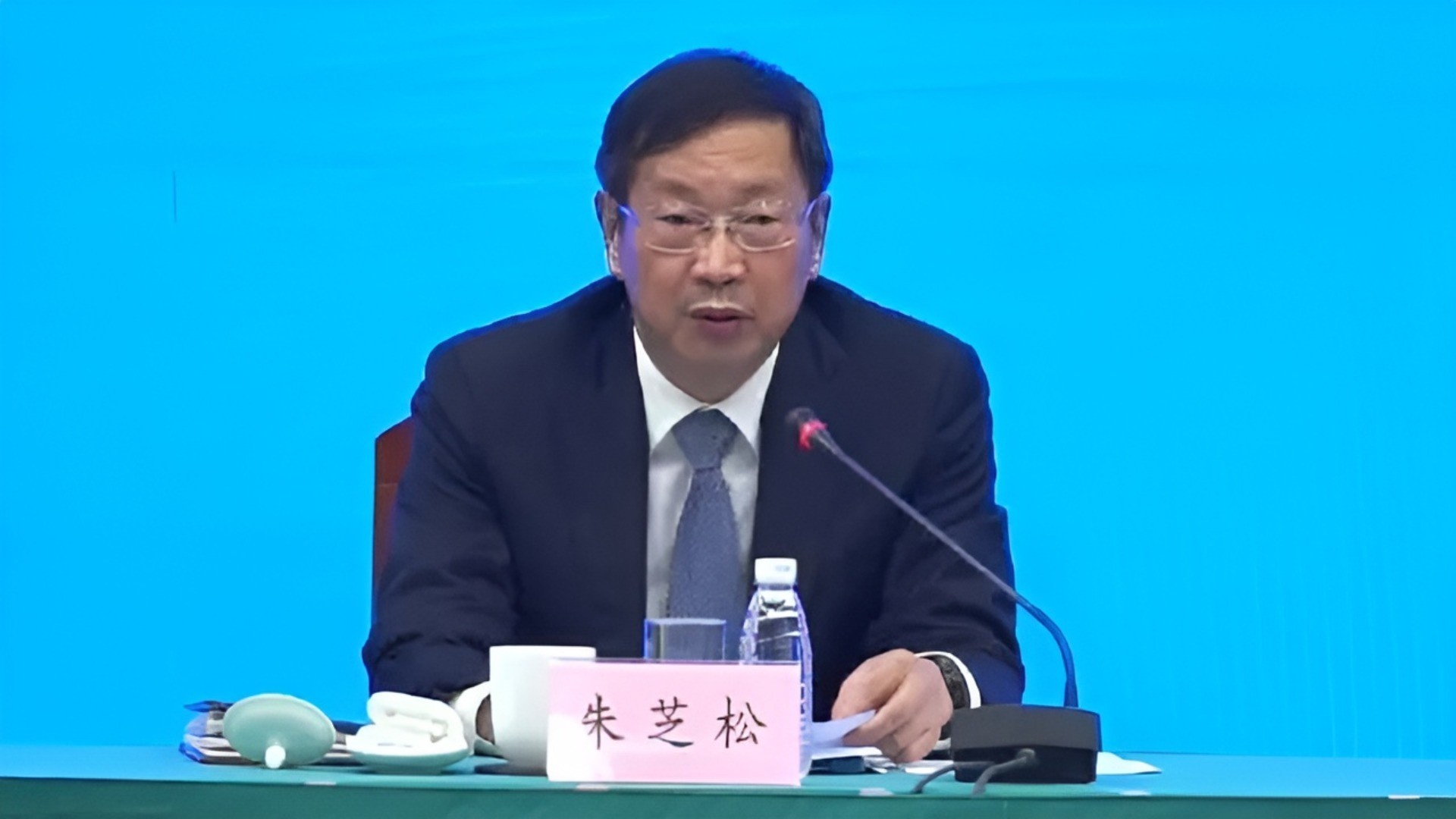 上海市委常委会举行会议:坚决拥护党中央决定,坚决把思想和行动统一...