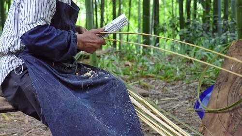 手艺人一编一织的撮箕是翻飞指尖的艺术