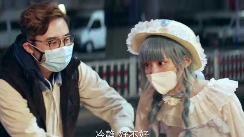 小伙在路上超速开车,撞到了突然冲出来的女主播,说明原因后让人泪目
