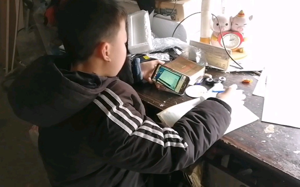 学生在家上课,没有网络电视怎么办?其实手机端也可收看直播