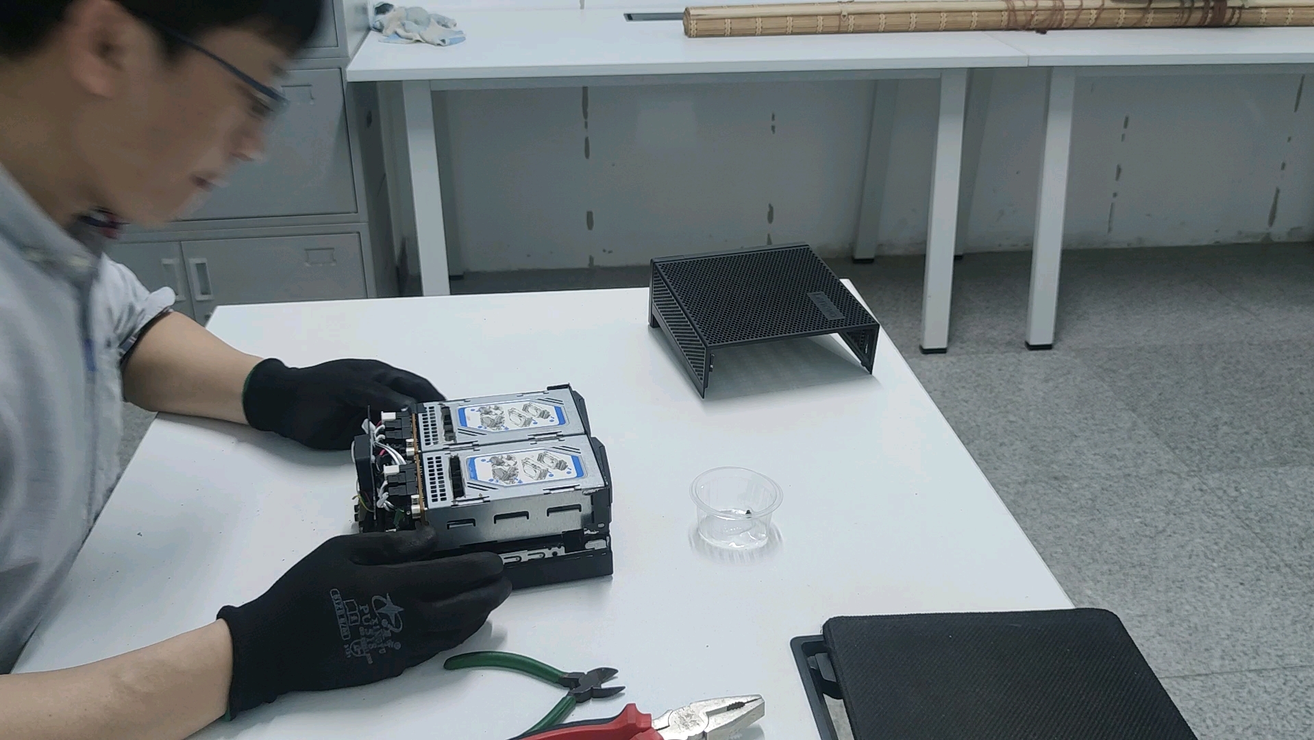 DIY一台6盘位我2.5寸迷你主机,可做nas,小型服务器。支持热插拔,可做...