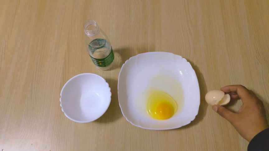 用过的矿泉水瓶不要随意丢掉了,还可以有大用处,轻松分离鸡蛋黄