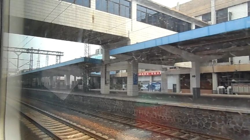 记录京广铁路河南境内,列车出许昌站开往郑州方向。