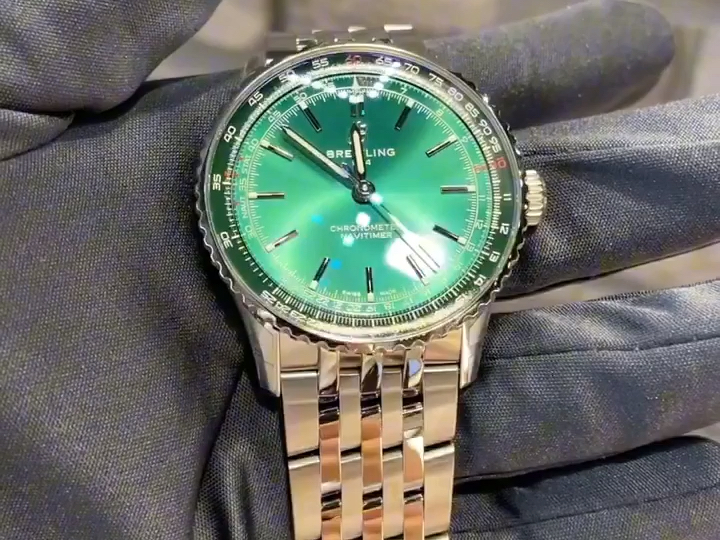 马上佩戴起来吧!百年灵航空计时绿盘|||新到一款非常养眼的经典三针...