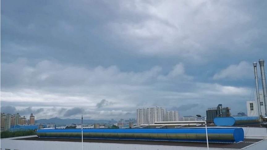 刚刚下了一阵大雨,据说今天大连有台风,不知道天气预报准不准!