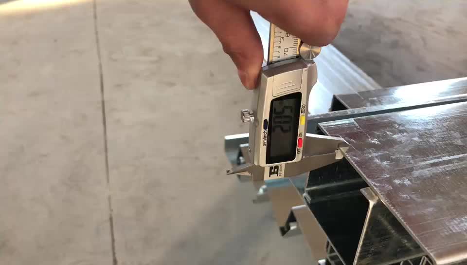 高品质打包箱底部次梁足足2.0mm,堪比某些廉价打包箱的主梁