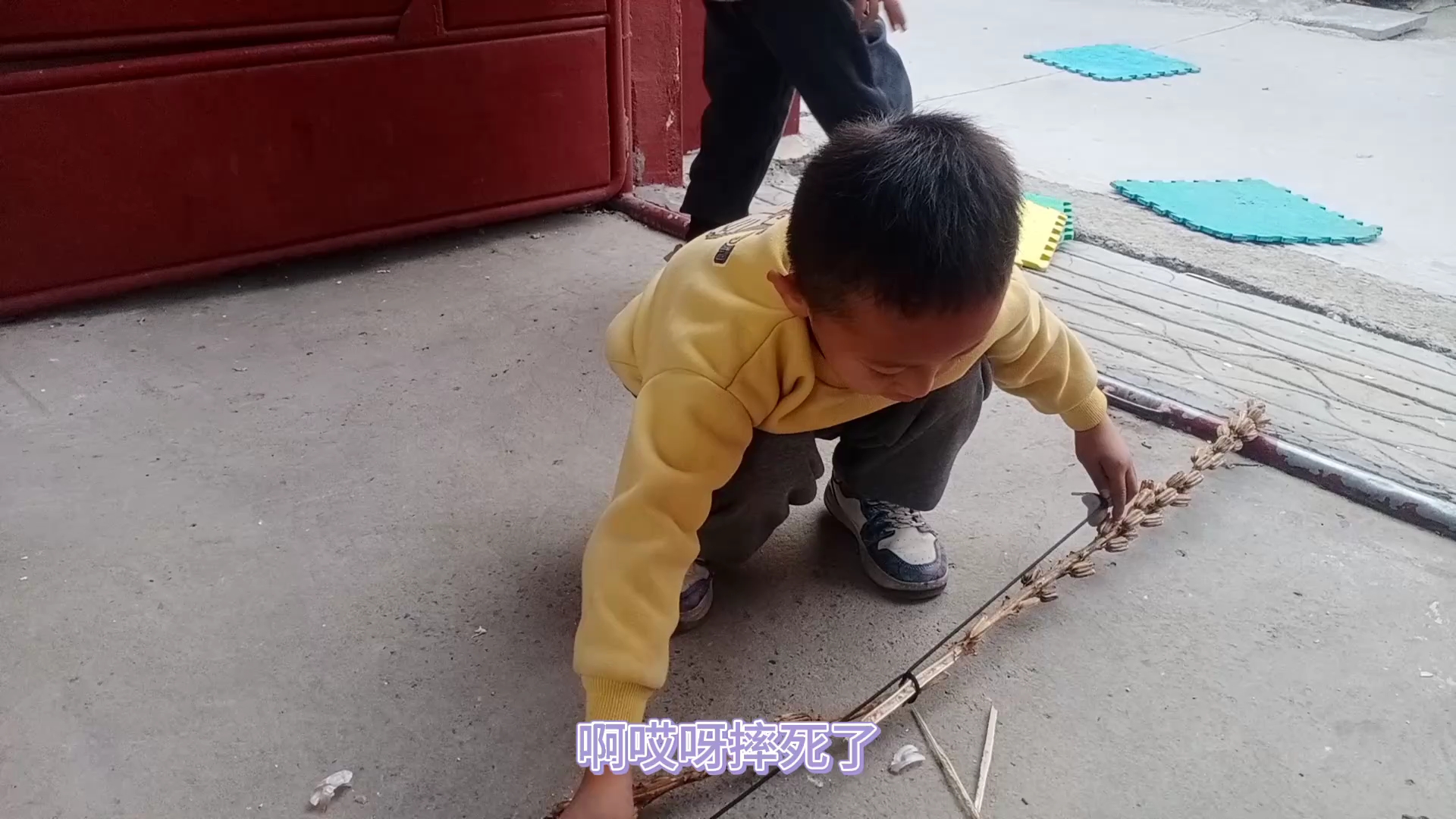 手工制作简单工具,成功拿到高处降落伞☔方法总比困难多!