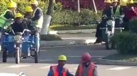 电动三轮车组团违法载人,交警出击查扣