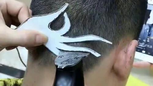 发型师真有办法,拿这个工具也可以剪头发,难道不担心剪坏了吗?