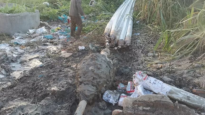 客家小哥工地拖拉管牵引管施工。