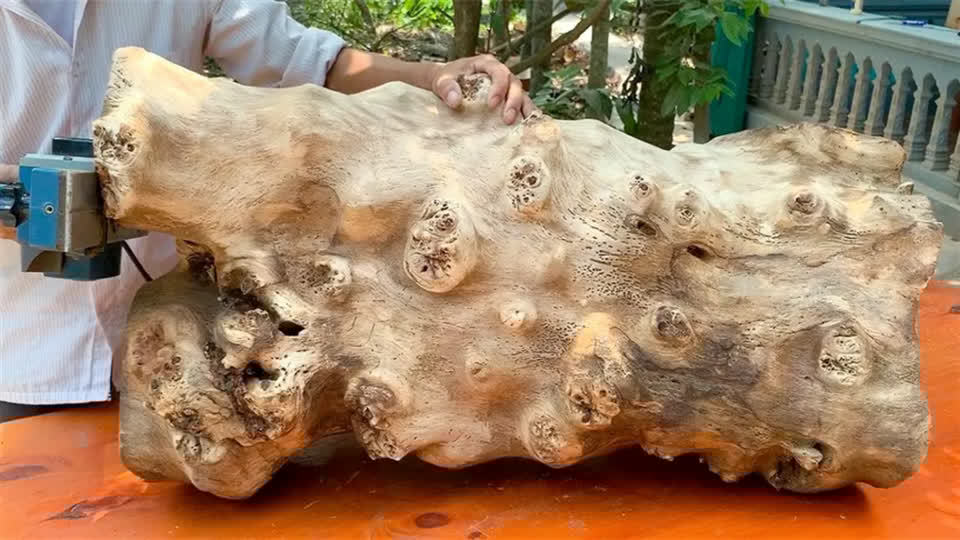 二弟在老宅子新盖的房子,大哥忙乎一天送过去手工实木桌