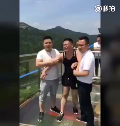 盘点玻璃栈道被吓软的人