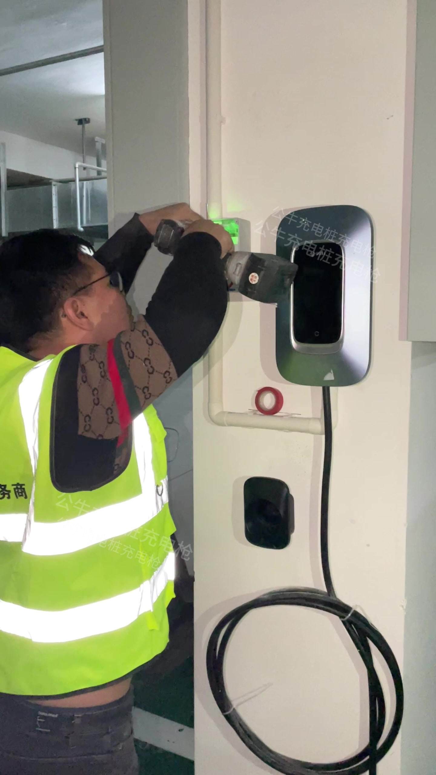 安装充电桩不能装插座,没有质保还不安全!#充电桩 #公牛充电桩 #新...