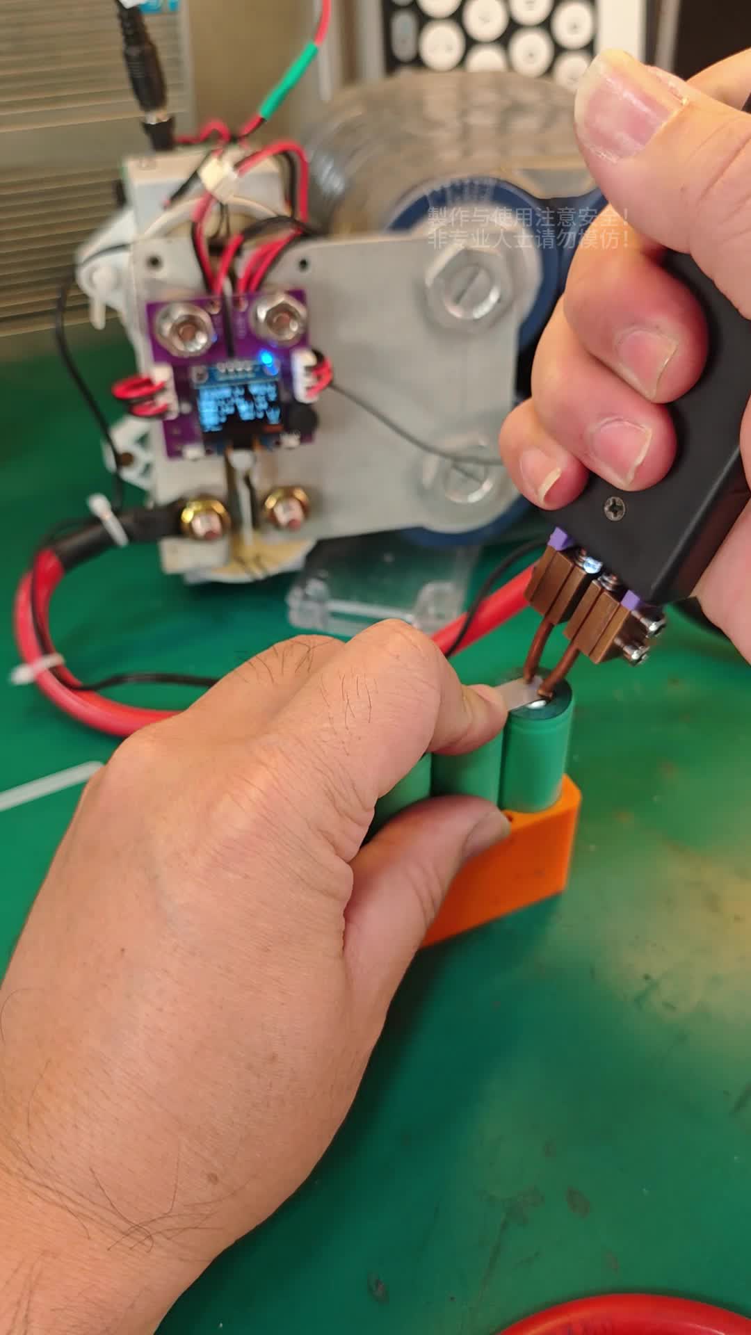 手搓的继电器点焊机连接法拉电容及充电方法#点焊机 #手搓点焊机 #...