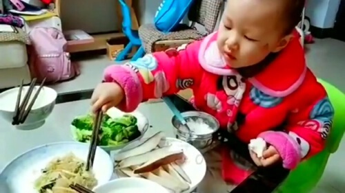 孩子这样使用筷子,真是让我很无奈,你们有什么办法吗?