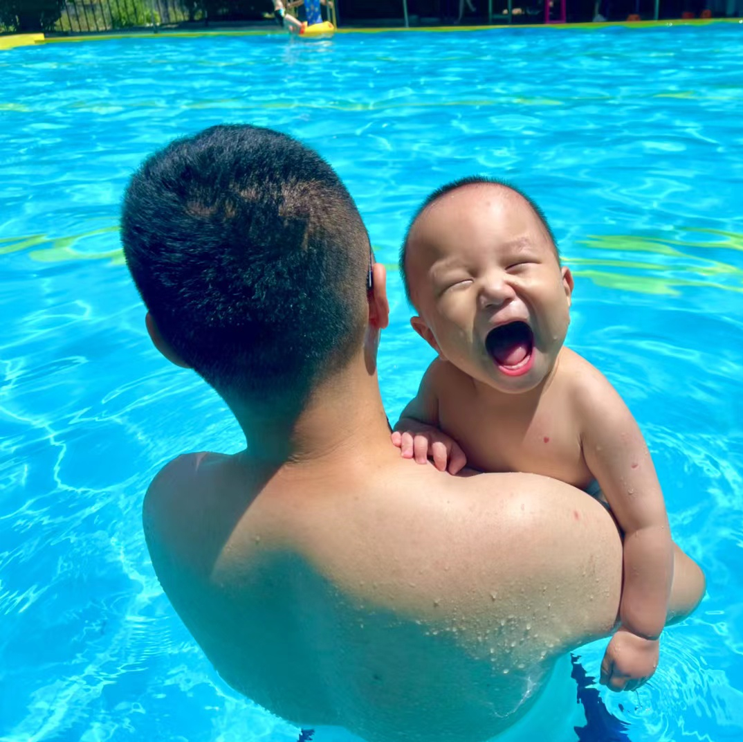 收手机的摩托佬 