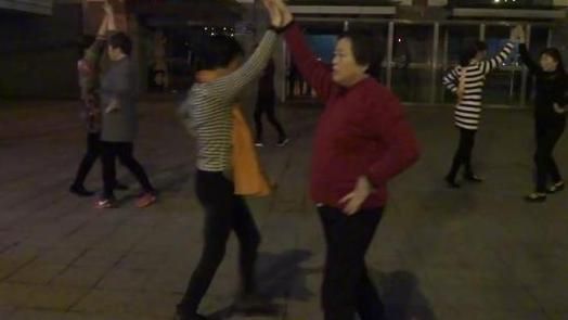 南通市通州汽车客运站健身队双人舞《歌在飞》