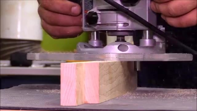 制作一个木工爱好者使用的修边机夹具底板