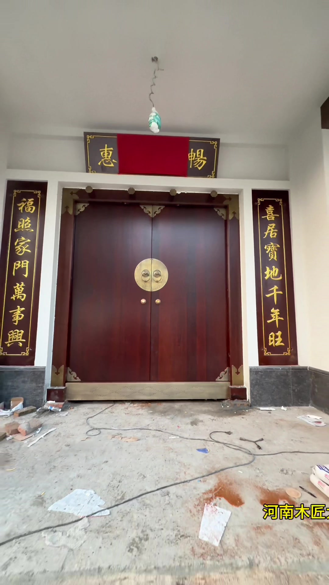 老家自建房实木大门,老式门拴实木门#印尼菠萝格 #老式木门 #实木...