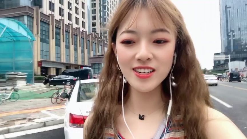 郑郑美女去公司面试人事,人家给一张模特的登记表,居然要写三围