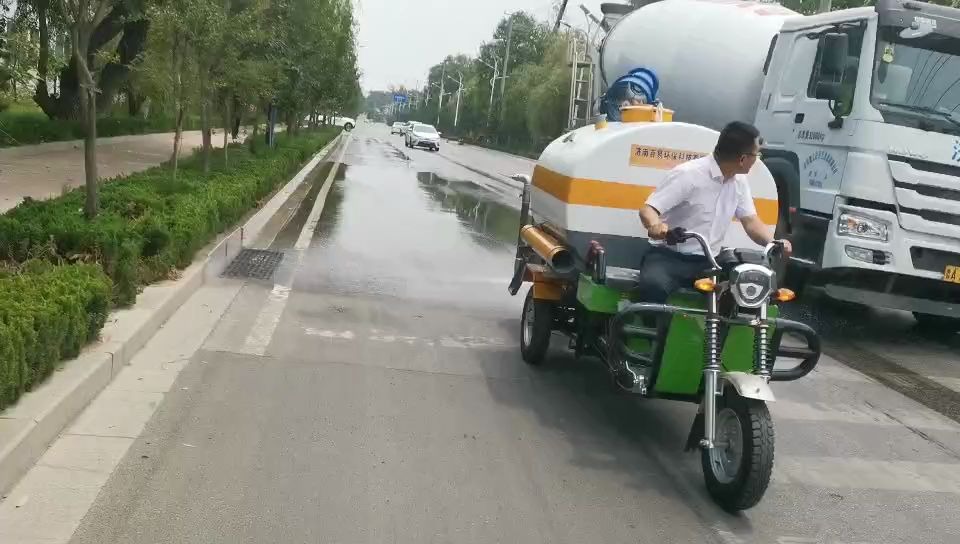 道路洒水车百易多功能洒水实拍小型洒水车