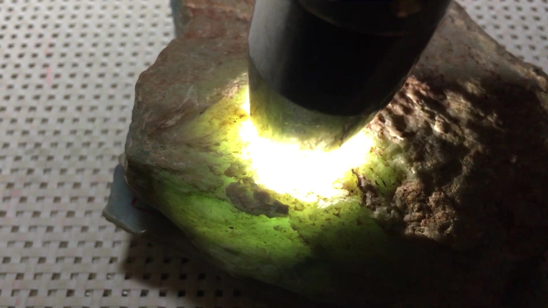 分享一块木那场口杨梅皮翡翠原石,切口会是什么品质呢?