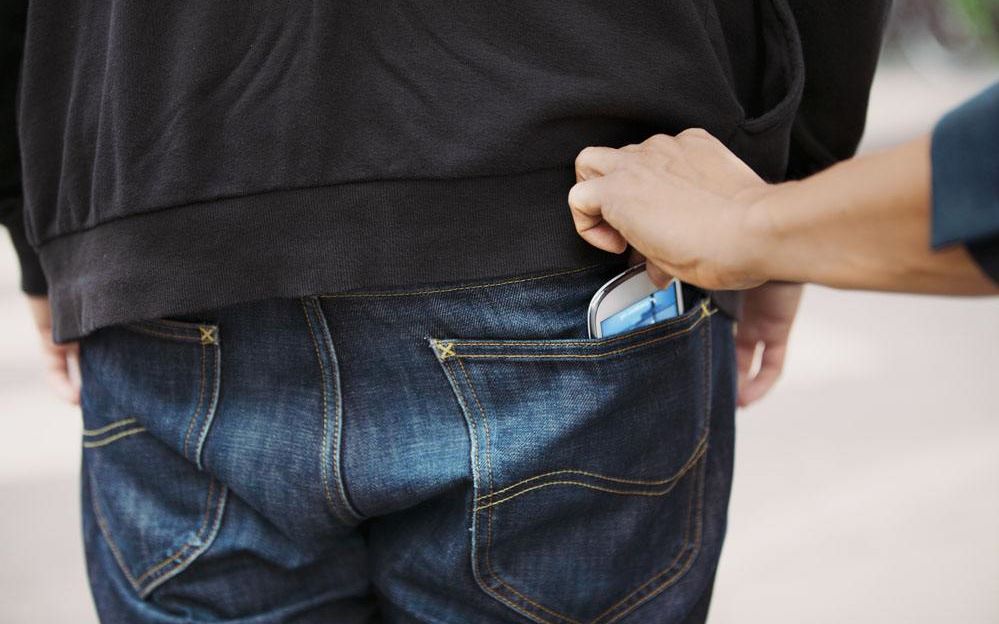 【飞碟说】扒手那些肮脏的手段,大家都防着点儿