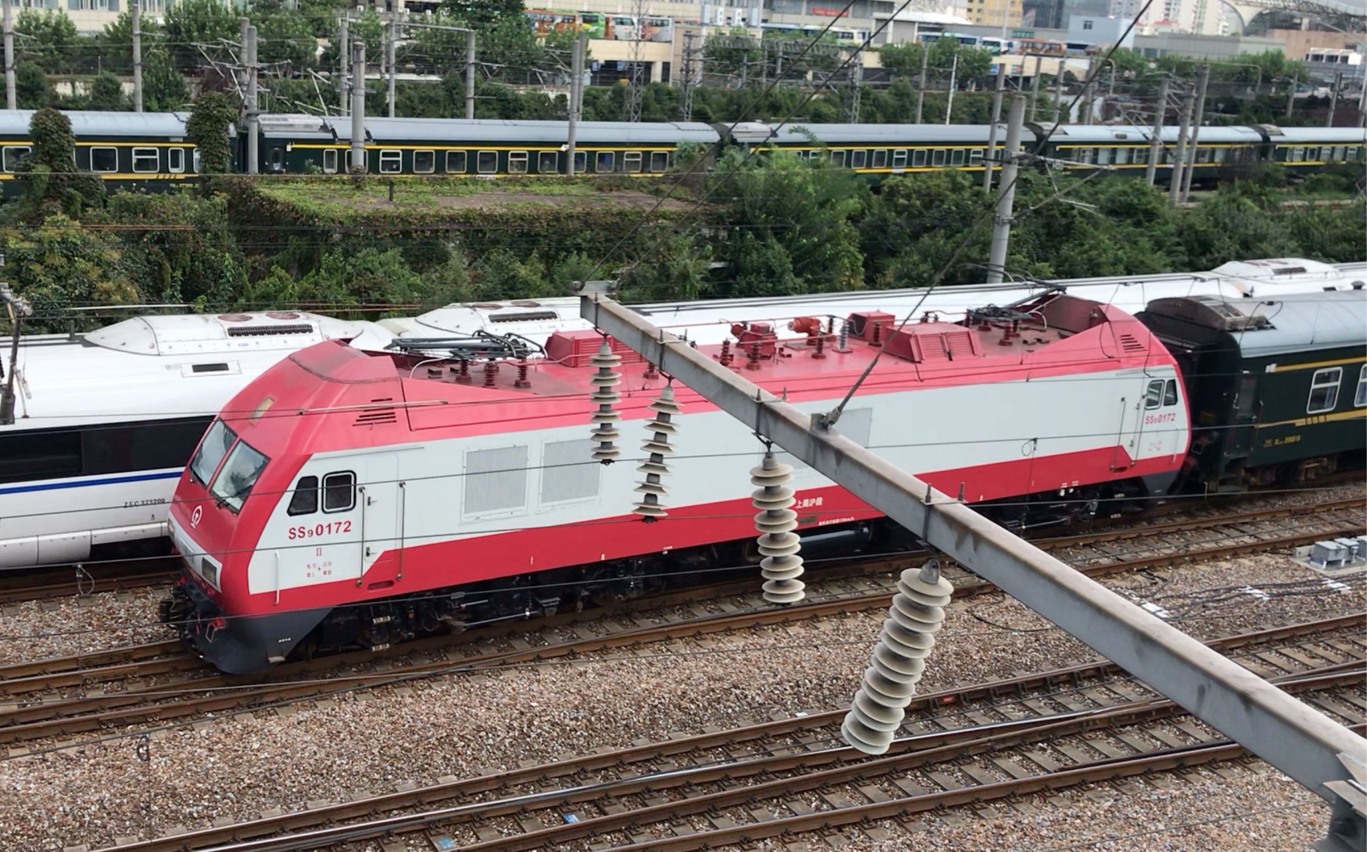 京沪神车1462次列车由SS9G牵引 驶出上海站