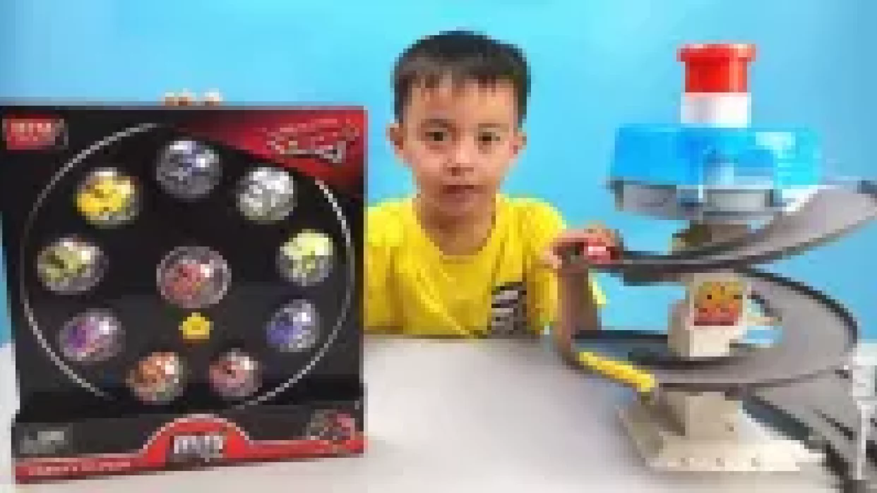 ...亲子玩具 第一季 第517集 赛车总动员玩具10辆小汽车急弯漂移比赛