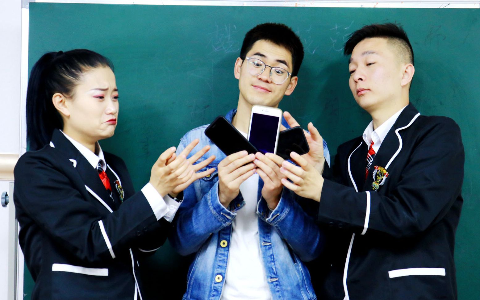学生上课吃鸡,不受罚还领红包,老师套路太深