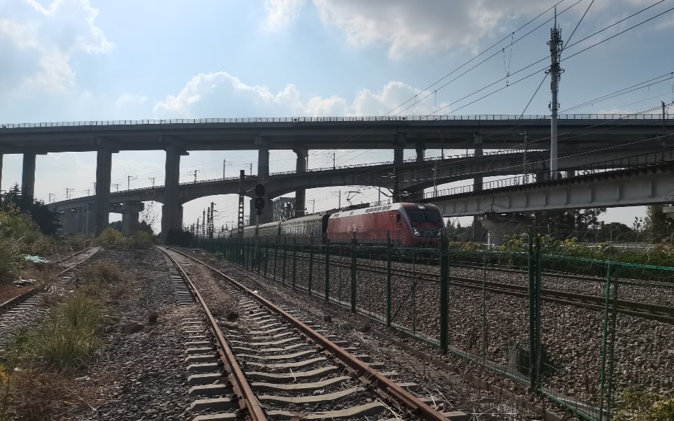 【中国铁路】南局南段HXD1D0209牵引K254次列车通过沁春路中春路...