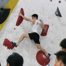 小平爱爬墙 