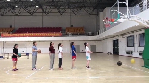 我的孩子们还可以吧,从近到远投篮一个比一个准