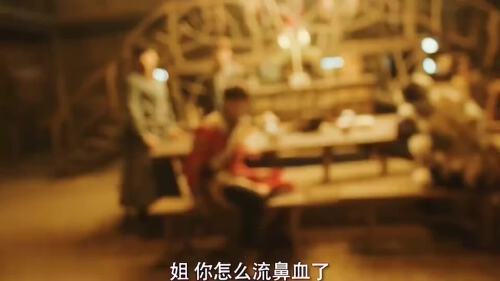 美女下水游泳,竟被大虫子钻进肚子