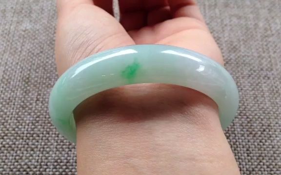 糯种翠绿色翡翠手镯