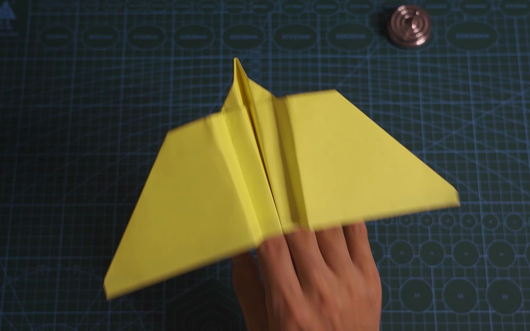 会扇动翅膀飞的扑翼小鸟纸飞机,飞得很久的纸飞机