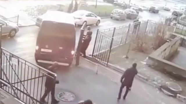 这大门是不是要换个推拉门了